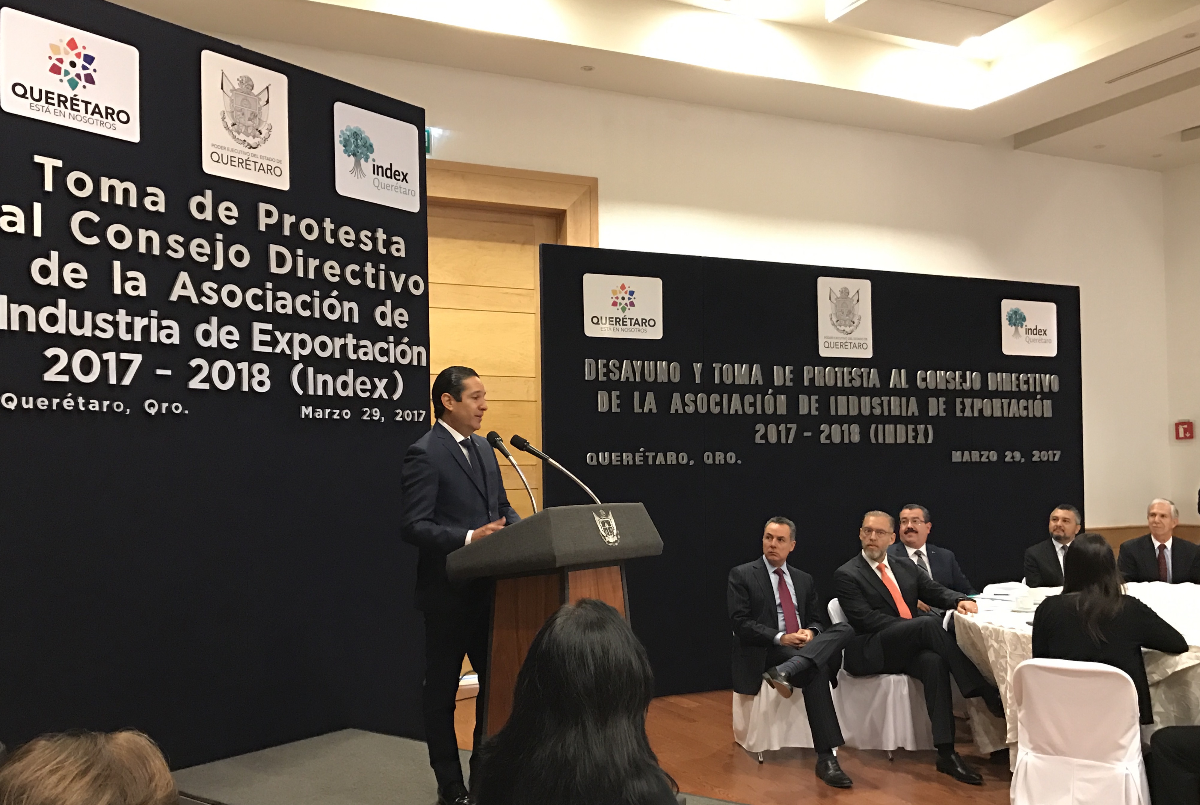 Gobernador toma protesta a consejo directivo de Index - La Voz de Querétaro